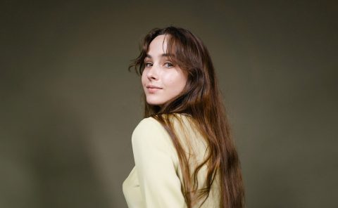 Best Photography Poses for Female Portrait - Cute Female Poses