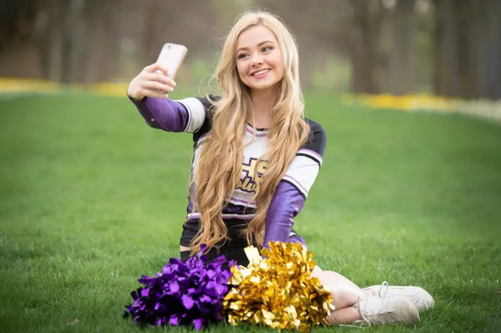 Cute Senior Picture Outfit Ideas For Senior Photoshoot cute-senior-picture-outfit-ideas-for-senior-photoshoot